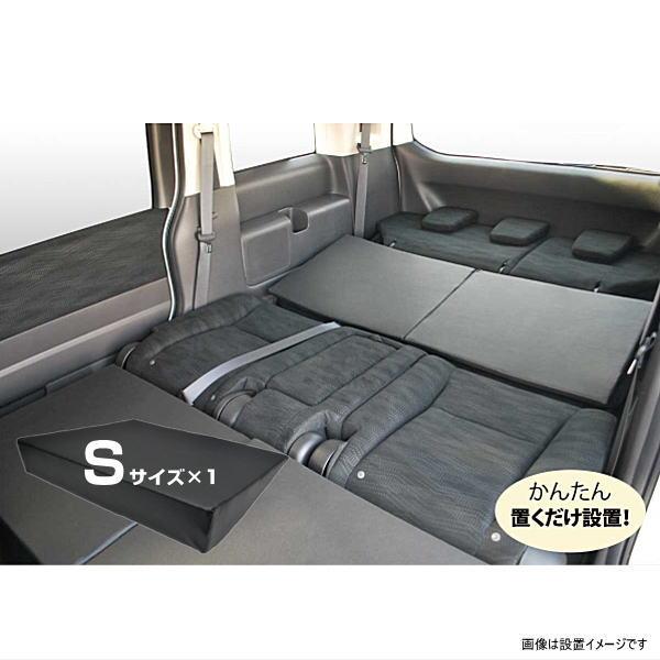 Seat Flat Cusion(シートフラットクッション)置くだけで愛車のシートの段差を解消しベッドルームに変身純正シートの段差部分に「シートフラットマット」を置くだけのかんたん設置でフラット空間を作れます。旅行の予定を入れにくい方や長距...