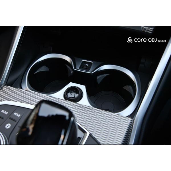 core OBJ select Chrome Cup Holder Frame for BMW は、センターコンソールのカップホルダー周りを、インテリアに採用されているクロームの色調にコーディネート出来るフレームカバーです。両面テープで貼り...