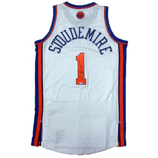★ニューヨーク・ニックスへ移籍したアマレ・スタウダマイアー選手の直筆サイン入りオーセンティックジャージ（ホーム）です。