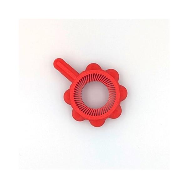 【発売日：2026年03月29日】福岡の作業療法士・川口晋平さんのアイデアから生まれた自助具。片麻痺やリウマチの方、握力が弱い方がなかなか開けられないペットボトルの蓋を簡単に開け締めできる便利グッズ。「てこの原理」で最小限の力で硬いキャップ...