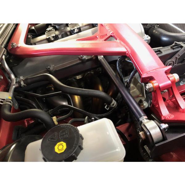 エンジンとストラットタワー部をロッドで締結し走行中のエンジンの「傾き」を抑制します。旋回時、減速時のシフトの入りも良くなります。適合車種：NDERC/NDEREこの製品はメーカーより直送となりますため、代引き決済が不可となります。納期は追っ...