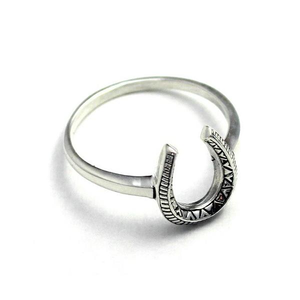 ◆サイズ・リングの最大幅１１ｍｍ◆材質・シルバー９２５◆商品説明シンプルでスマートなホースシューのシルバーリングです。古来より守護や魔除けの意味を持つと言われています。