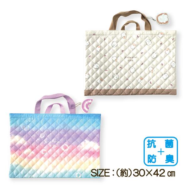 【レッスンバッグ 】持ち手付 レッスンバッグ【メール便対応】◯ポリエステル素材で、裏地に抗菌・防臭生地を使用。◯内ポケット、ネームホルダー、ネームタグ付き。◯短めの持ち手がついて、机のフックに掛けてもバッグの底が床につきにくい。◯本体口部分...