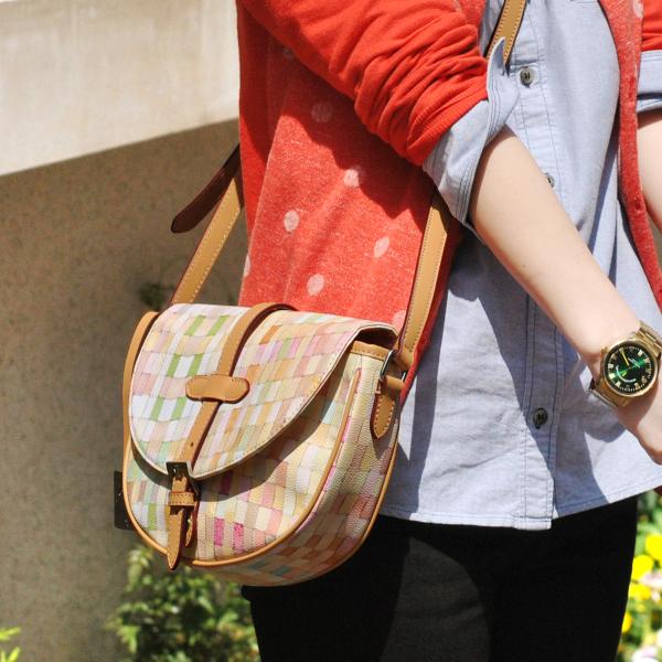 【発売日：2015年04月06日】薄マチ仕様ですっきり！イタリアブランド【coppia（コッピア）】の斜め掛けショルダーバッグ！カジュアルながら、細部まで丁寧に作りこまれたきちんと感ある仕上がり！素材は雨や汚れに強いPVCなので、タフに使え...