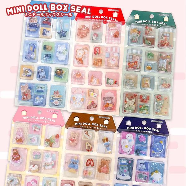 【カプセルのまま貼れるシール】ミニチュアのドールハウスみたいな四角い大きめパーツがかわいい！カプセルと立体ちゅるんなモチーフの二重構造になったシールです。アニマルたちがいろんなテーマで閉じ込められているので、コンセプトごとのデコにもぴったり...