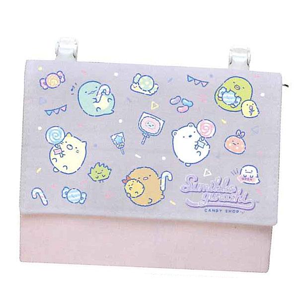 待望のすみっコぐらし登場！！2025年新柄新学期・新入学にオススメのハッピースクール！かわいいポケットポーチです。クリップ付きで取り付けも簡単。内生地にもかわいい柄入り♪サイズ：約115×145×20ｍｍ　クリップ2個、ファスナーポケット付...