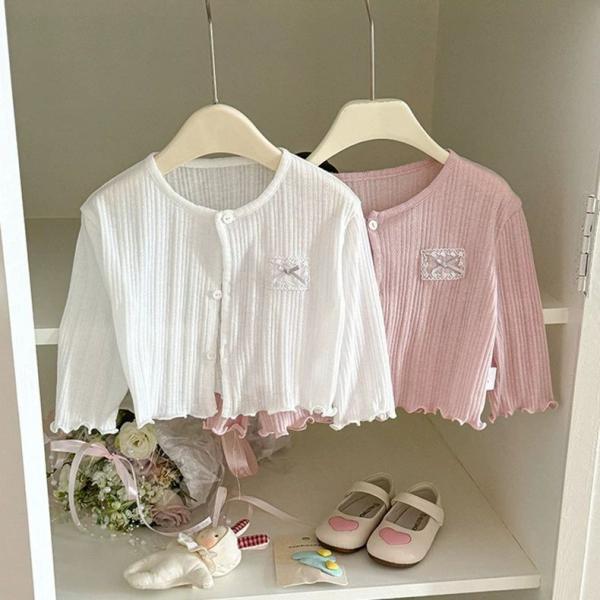 【商品説明】こちらは、上品で柔らかな雰囲気が魅力の、女の子向けキッズカーディガンです。縦リブの柔らかい素材と、胸元のレースリボンがアクセントになった、春夏にぴったりのアイテムです。デザイン胸元に施されたレースフレームのリボン刺繍が、上品で可...