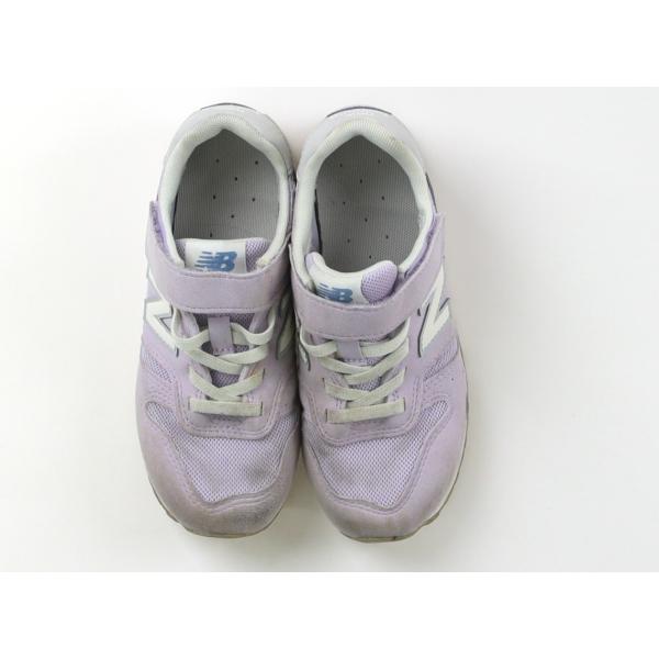 ブランド：New Balance(ニューバランス)カテゴリー：スニーカーサイズ：靴19cm〜色：ラベンダー状態：★★記名：なしジャンル：Girl実際のサイズ表記は19cm。マジックテープ留め。全体に黒茶 っぽく薄汚れ、つま先にスレ傷、サイド...
