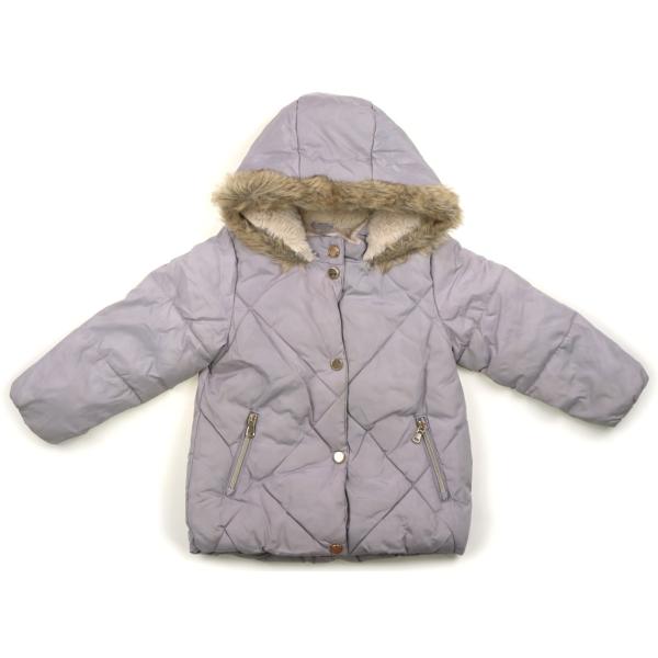 ブランド：NEXT(ネクスト)カテゴリー：コート・ジャンパーサイズ：95サイズ色：ライラック状態：★★記名：なしジャンル：Girl実際のサイズ表記は98cm。本体と袖裏はポリエステル。裏ボア中綿入りです。ボタンに擦れ傷、袖と表身頃に黄ばみと...