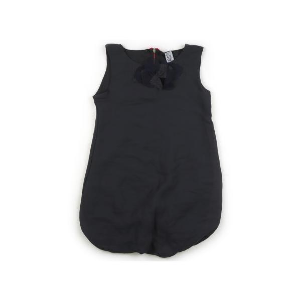 ブランド：ZARA(ザラ)カテゴリー：ジャンパースカートサイズ：110サイズ色：チャコールグレー状態：★★（返品不可）記名：なしジャンル：Girl後ろファスナー。後ろがポリエステルのにっと。裾がバルーンになっています。胸元のモチーフと前にひ...