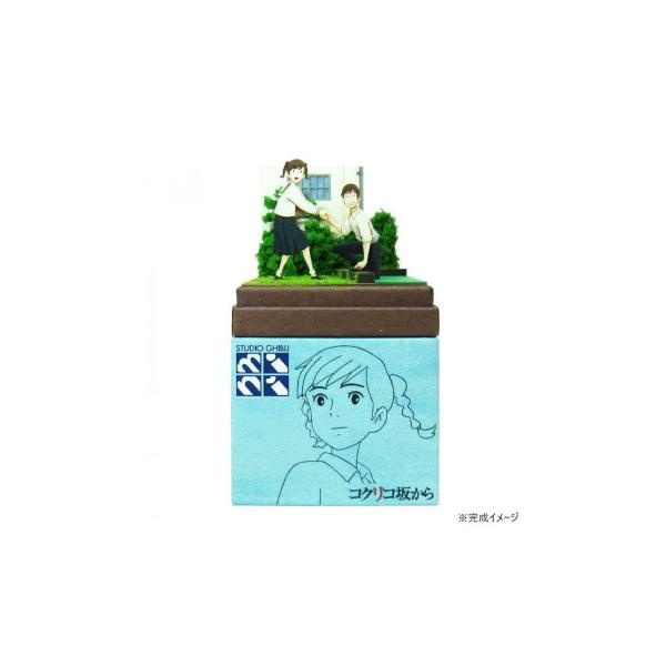 組み立てたミニチュアは箱の上に乗せて完成です。完成すると小さくてとっても可愛いスタジオジブリ作品の世界をお楽しみいただけます。ひっくり返すと箱の中にスッキリ納まります。