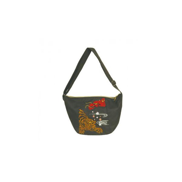 バッグ上部のジップがメインポケット。中にはポケットがふたつ配置されています。バッグ背面にも横長のジップが取り付けられており、こちらはサブポケットになっています。紐はベルト式になっており、長さの微調節も可能。