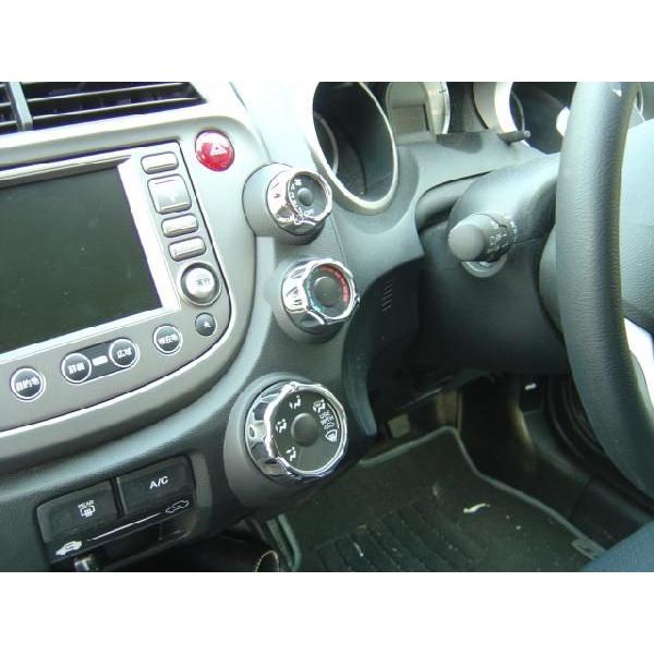 車名　フィット<br>型式　GE6〜9<br>年式　H19年10月〜<br>取付は付属の両面テープにて簡単取付タイプです。<br><br>在庫は豊富ですが、万一欠品の場合は納品まで...