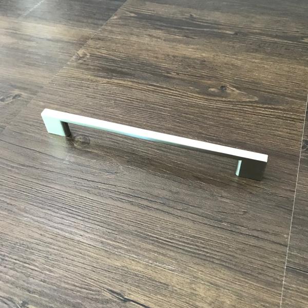 アウトレット・在庫処分の為、汚れ、小キズがある場合がございます。返品不可となりますので、ご了承の上ご注文ください。●カラー●サテンニッケル●材質●ダイカスト●サイズ●192サイズ：長さ225mm、ビスピッチ192mm、高さ28mm※サイズは...