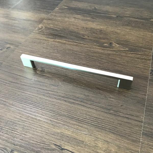 アウトレット・在庫処分の為、汚れ、小キズがある場合がございます。返品不可となりますので、ご了承の上ご注文ください。●カラー●サテンニッケル●材質●ダイカスト●サイズ●256サイズ：長さ288mm、ビスピッチ256mm、高さ28mm※サイズは...