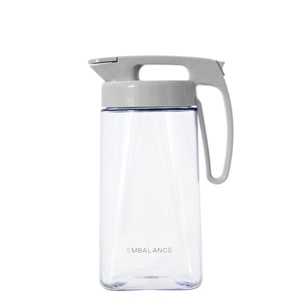 縦にも横にも置ける形状で冷蔵庫での収納にとっても便利なタテヨコピッチャー。開け閉めは片手でラクラク。洗いやすい広口タイプでお手入れも簡単。いつも衛生的に使えます。本体部分にエンバランス加工を施しているから美味しさと新鮮さが長続き。※「エンバ...