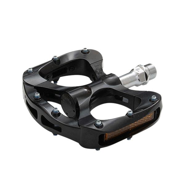 ・人気モデル「GAMMA」よりもさらに幅広な踏面を確保するため、C型のアルミダイカストパーツを組み込んだスパイクピン付きペダル・スチール製のM4スパイクピンが8箇所に設置・ペダル中心に向かってわずかに凹状にデザインされたコンケーブ設計で、滑...