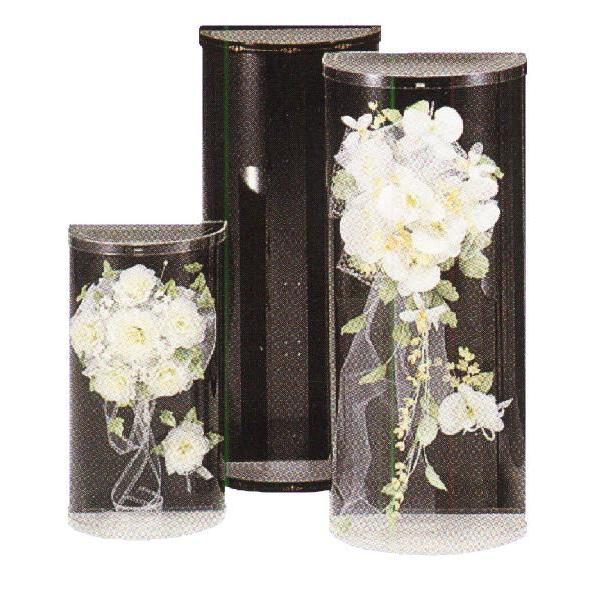 ブーケケースとして最適なケースです。結婚式場でも使われてります。ブーケの固定方法はブーケケースの後面に小さな孔が複数個開いていますのでこの孔に糸や細い針金等で固定いただけます。材質について　塩化ビニール側面及び背面パーツは塩ビシートです。厚...