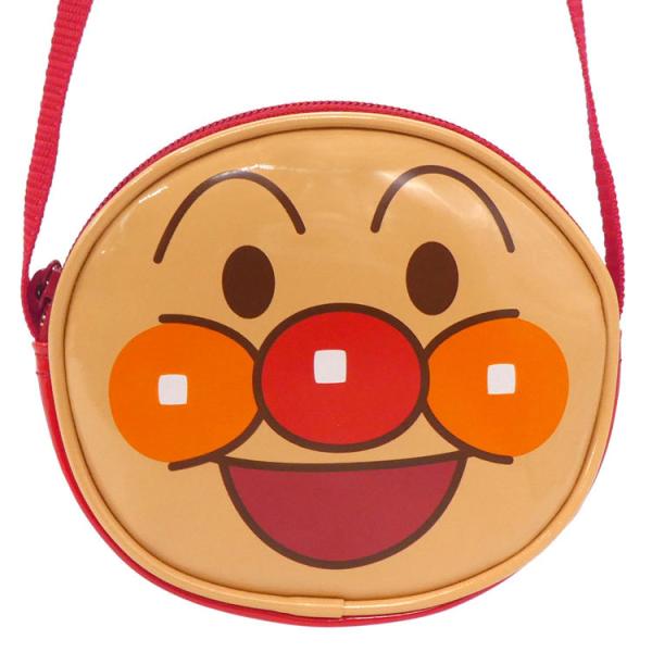 〔それいけ！アンパンマン☆ANPANMAN〕やなせたかし原作のアニメ、みんな大好き♪元気いっぱいアンパンマン！アンパンマンのかわいいショルダーバッグです。エナメルの顔がピカッとかわいいポシェットだよ！子供の身長に合わせて肩ひもの長さが調節で...
