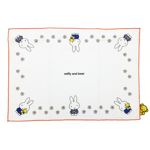 〔Miffy〕大人気キャラクター、ミッフィーちゃんのランチョンマットが登場です！クマとミッフィーの仲良しの「うさこちゃんのたんじょうび」絵本の世界を再現したデザイン☆お子様にぴったりなキッズサイズです。キュートなマスコット付き。楽しく食事を...
