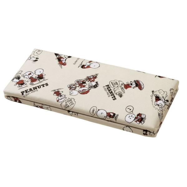 〔PEANUTS☆SNOOPY〕【サイズ】使用時／約245×295×14mm　　　折り畳み時／約122×295×30mm【材　質】綿100％ (表生地)、雑混紡 (中フェルト)、紙 (裏)、木製チップ圧縮ボード (板)【生産国】日本※　画像...