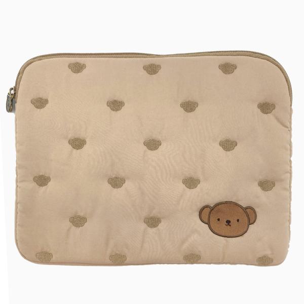 ［商品仕様］【サイズ】約H21×W28.5×D1.5cm 【素 材】本体生地：ポリエステル100％／中生地：ポリエステル100％／アップリケ生地：ポリエステル100％／刺繍：ポリエステル100％ 【仕 様】キルティング生地・ファーアップリケ...