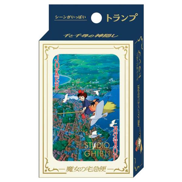 ［商品仕様］全カードの数字面に作品中のシーンを盛り込んだトランプです。 スペード、ハート、ダイヤ、クラブの順に作品のシーンを追うことができます。オリジナルの豪華箔押しケースに入っています。 【サイズ】 カード：約H89×W58mm パッケー...