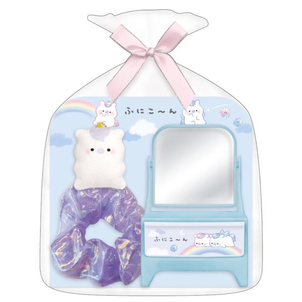 ［商品仕様］【サイズ】キーホルダー：約H50×W50mmチェスト：約H140×W90cmパッケージ：約H250×W170×D80mm【素材】ドレッサー：ABS、ぬいぐるみ・シュシュ：ポリエステル【セット内容】ぬいぐるみキーホルダー、オーロラ...