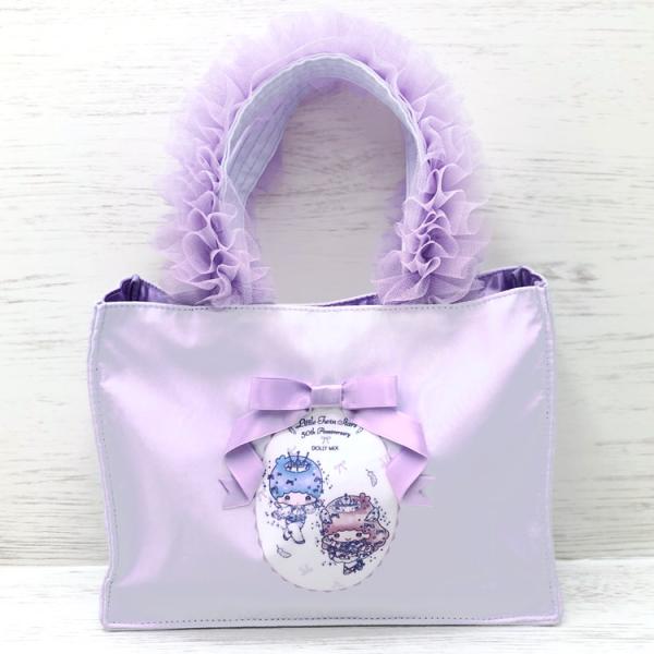 ［商品仕様］【サイズ】約W23.5×H18×D7cm 【素材】本体：ポリエステル100%、底板材：ポリエチレン 【仕様】外ポケット×2、内ポケット×3、マグネットボタン、底板あり 【特長】 ・500mlのペットボトルが入るこぶりなサイズ感で...