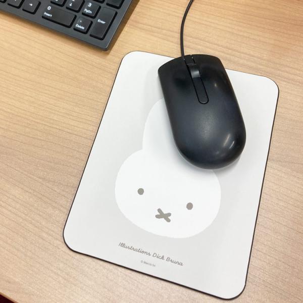 ［商品仕様］厚みがあるハードタイプのマウスパッド。光学式マウスにも対応！ 【パッケージサイズ】約H236×W158×D5mm 【素材】PU 【生産国】中国［特記事項］※画像はあくまでも商品イメージになります。実際の商品と色や仕様が異なる場合...