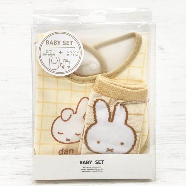 ［商品仕様］【サイズ】 ビブ：約W19×H28cm ソックス：約9〜12cm パッケージ(クリアボックス)：約W14.5×H21×D2cm 【素材】 ビブ：コットン100% ソックス：コットン、ポリエステル、その他 【内容】ビブ1枚、ソック...