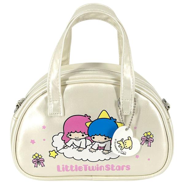 ［商品仕様］【サイズ】 本体：約W190×H135×D70mm(ハンドル含まず) ショルダー：約W10×H130mm 【素材】合成皮革/裏地：ポリエステル 【特長】かわいいハートのアクリルチャームと、おでかけに便利なショルダー付き！ 【原産...