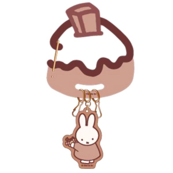 ［商品仕様］【サイズ】　本体：約H80×W70×D10mm　チャーム：約H50×W33×D3mm【材質】アクリル、鉄【仕様特長】・ケーキ形のアクリル製カラビナ！・ミッフィーのチャーム付き！・板ナスカン付き！【生産国】中国［特記事項］※画像は...