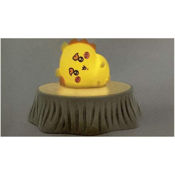 ［商品仕様］ふわっとした優しい光が癒されるライトです。 切り株の台座の上にマスコットを置くだけで光り、Qi 規格に対応したスマートフォンを置くだけで充電できます。 【サイズ】 マスコット：約H40×W50×D38.5mm 切り株充電器部分：...