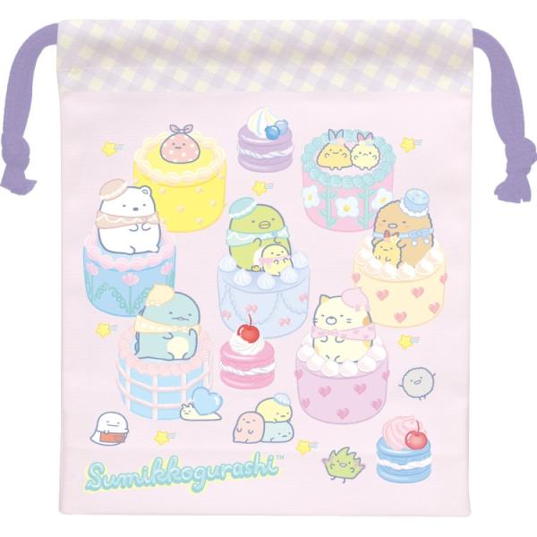 ［商品仕様］コップや小物を入れるのに便利な巾着です。すみっコたちがカラフルなケーキに囲まれて、見ているだけでときめくファンタジーなデザインです♪ポップな雰囲気でランチタイムがもっとハッピーに☆【サイズ】約190×155×80mm【素材】ポリ...