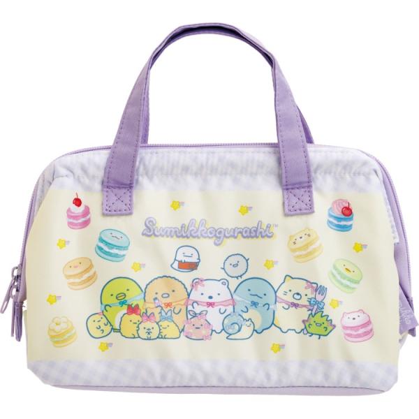 ［商品仕様］がま口タイプのランチバッグです。すみっコたちがカラフルなケーキに囲まれて、見ているだけでときめくファンタジーなデザインです♪ポップな雰囲気でランチタイムがもっとハッピーに☆【サイズ】約160×220×115mm【素材】ポリエステ...