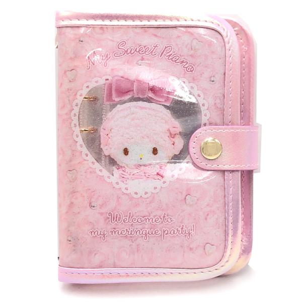 ［商品仕様］パール調のパイピングや半透明ラメ仕様がかわいい★【サイズ】本体：約H160×W120×D30mmパッケージ：約H165×W125×D32mm【素材】PVC、PU合皮、金属【仕様】ポケットリフィル10枚★シール帳を入れられるよ!※...