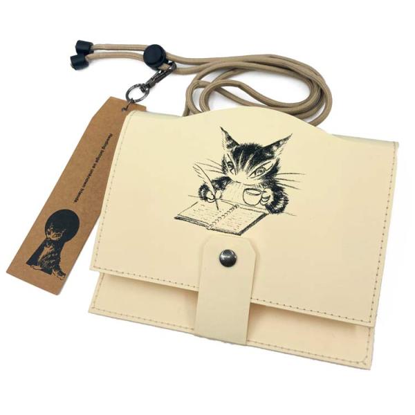 ［商品仕様］【サイズ】 本体：約W252×H166×D3mm以内 ストラップ：全長約1300mm パッケージ：W260×H190×D5mm 【素材】本体：ウォッシャブルペーパー（紙、レジン、染料）、鉄/ストラップ：ポリエステル、樹脂 【生産...