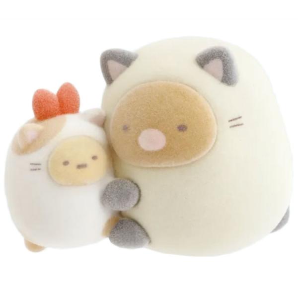［商品仕様］すみっコたちがねこに変身？今日はみんなでねこぐらし♪のんびりごろごろ、あなたに癒しをおとどけします。【サイズ】約35×45×30mm【素材】ATBC-PVC【仕様】フロッキー加工【生産国】中国［特記事項］※画像はあくまでも商品イ...