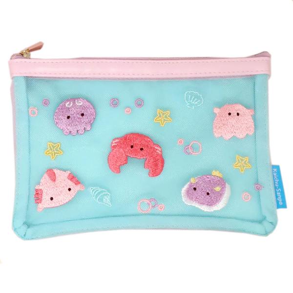 ［商品仕様］【サイズ】約H14×W19.5cm 【特長】立体感のある刺繍がポイント◎海の生き物をころっとまるくデフォルメにした「海中散歩 ぽちゃまる」シリーズより、ポーチが登場です！メッシュ生地で中身が見えるので、使いたいものがすぐに取り出...