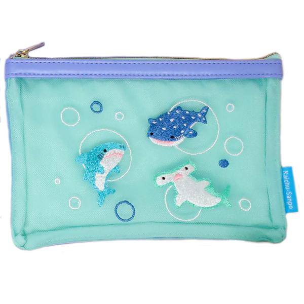 ［商品仕様］【サイズ】約H14×W19.5cm 【特長】立体感のある刺繍がポイント◎海の生き物をころっとまるくデフォルメにした「海中散歩 ぽちゃまる」シリーズより、ポーチが登場です！メッシュ生地で中身が見えるので、使いたいものがすぐに取り出...