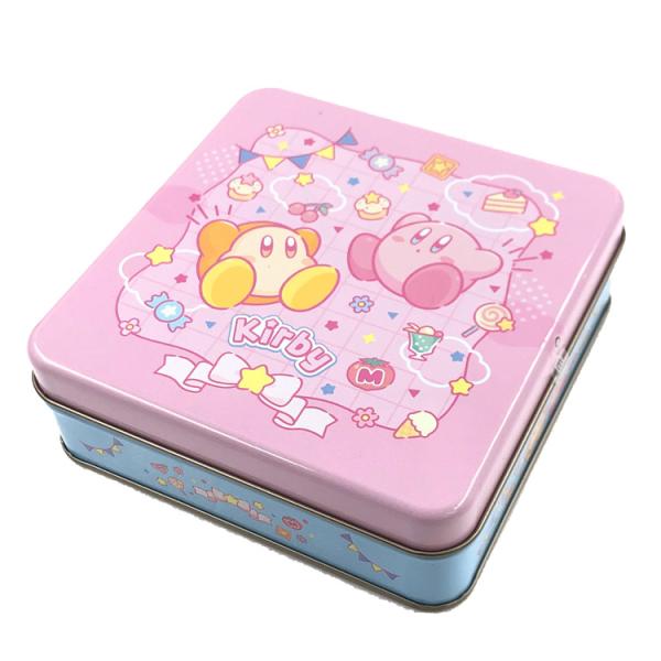 ［商品仕様］缶にチョコを詰め合わせた商品です。【サイズ】約W130×H130×D40mm【重量】約166g【賞味期間】210日※ショッパーバッグは付属しません。［特記事項］※画像はあくまでも商品イメージになります。実際の商品と色や仕様が異な...