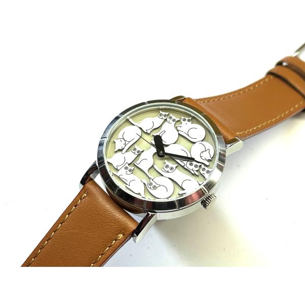 【TWELVE CATS】パッチリ目のネコ10匹に、居眠りネコ2匹。それぞれのシルエットが立体になっているため一匹ごとの仕草や表情がいっそう引き立ちます。文字盤は黒ネコと白ネコの2種類ベルトはカーフ（牛革）の黒と茶のほか毛皮ベルト（幼牛の毛...