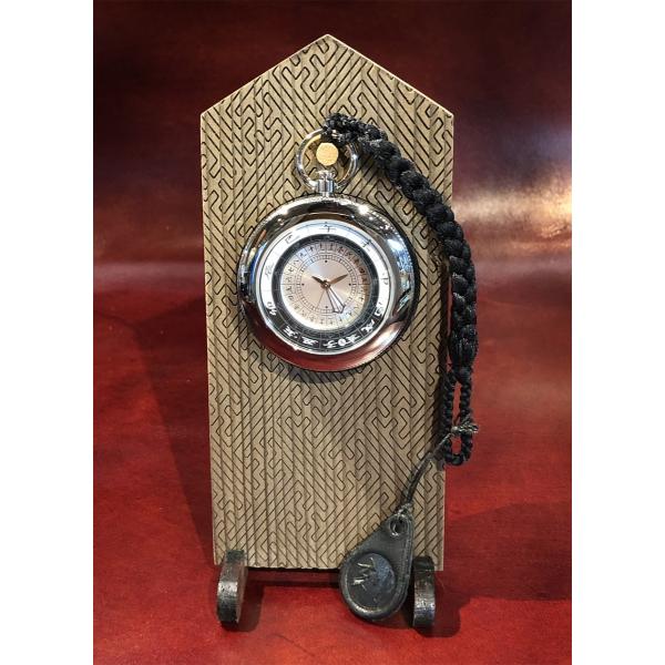 【発売日：2019年06月10日】★江戸之刻の懐中仕様。持ち歩かないとときなどに卓上等で飾って楽しむために新ツールです。時計本体は付属しません●江戸之刻の懐中時計を掛けて飾ることができます●貴重な古代杉に江戸時代の文様を彫刻した造形作家「日...