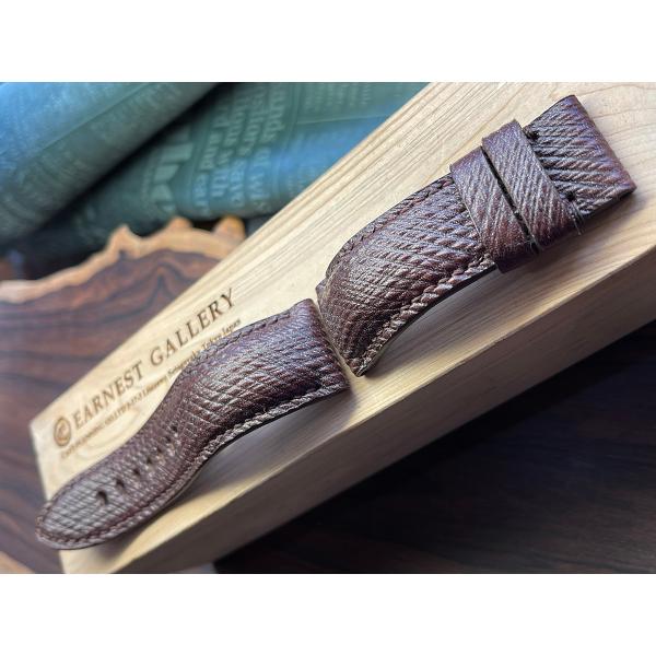 ★この商品は受注生産商品です。製作期間は2-4週間程度（繁忙期を除く）いただきます。【商品の特徴】●パネライ純正バックル（尾錠,Dバックル）に対応するボンベスタイル、ステッチ入りのEARNEST完全ハンドメイドストラップです。●幻の皮革ロシ...