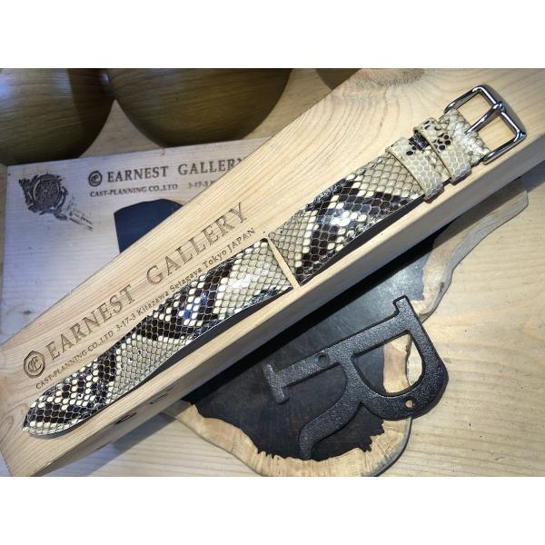 【商品の特徴】●ボンベスタイル、スタンダードスタイルの完全ハンドメイドストラップです。尾錠付き！●ファッションアイテムでも定番人気のダイアモンドパイソン。●長さ、厚みはもとより多彩な無料・有料カスタマイズオプションをご用意、ご自分の時計に適...