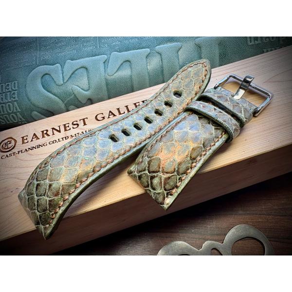 ★この商品は一点もの限定特別サービス価格での販売です。カスタマイズ、仕様変更等はできかねますのでご了承ください。●四角の斑の連続パターンが美しいコブラです。淡いオリーブ色にカッパーゴールドのムラ染めを施した二次加工ならではの美しさ！●ステッ...