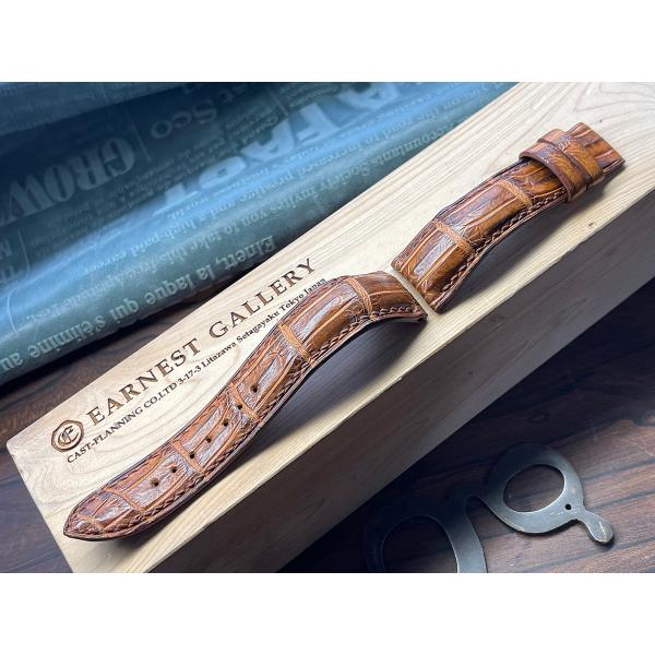 ★この商品は一点もの限定特別サービス価格での販売です。カスタマイズ、仕様変更等はできかねます。●この商品には既成の尾錠が標準装備されます。カラーはシルバーかゴールドをお選びいただけます。●尾錠をDバックルに変更できます。標準装備の尾錠の定価...