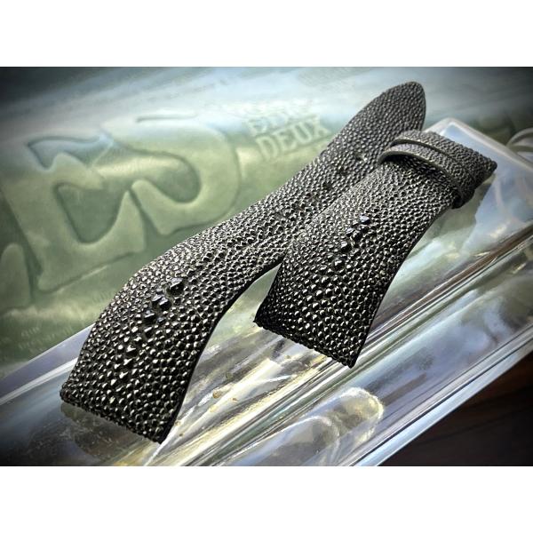 ★この商品は一点もの限定特別サービス価格での販売です。画像は色味が実物とやや異なることがあります。●この商品のラグ幅は21mmで製作されていますが20mmに修正可能です。ご希望の方は通信欄にご記載ください。●この商品には既成の尾錠が標準装備...