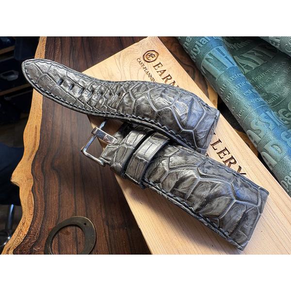 ★この商品は一点もの限定特別サービス価格での販売です。画像は色味が実物とやや異なることがあります。●この商品には既成の尾錠が標準装備されます。お手持ちのパネライ純正尾錠に交換可能です。●クロコの脚の付け根は複雑な動きに対応するため複雑な柄に...